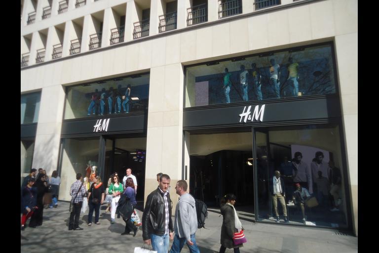 Paris: Adding digital elements to visual merchandising | Gallery ...